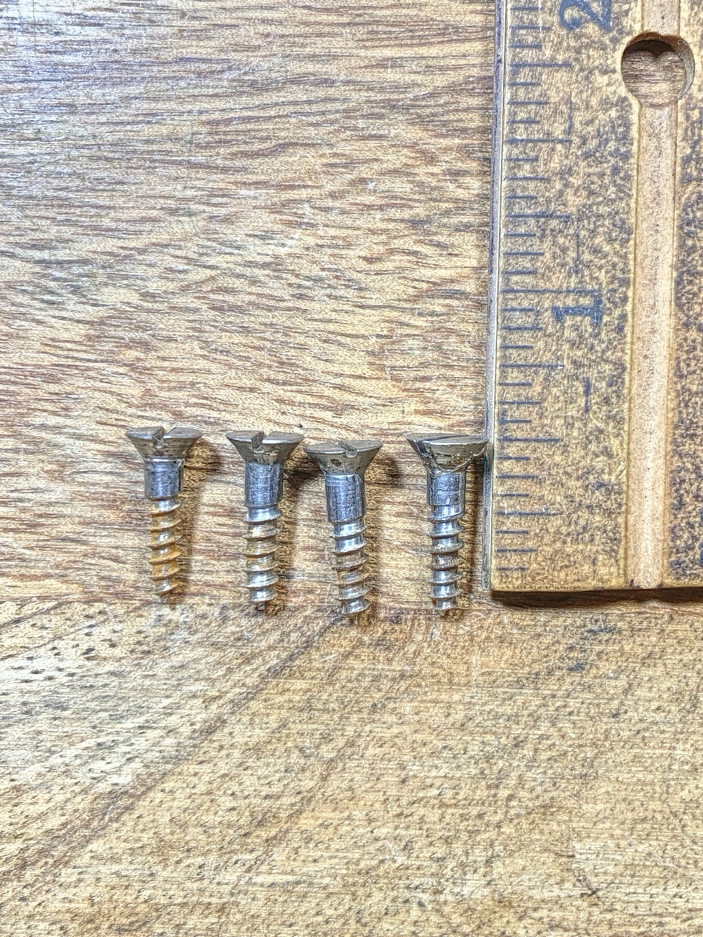 Old American 8 Day Clock Movement Mounting Screws (KD2410)